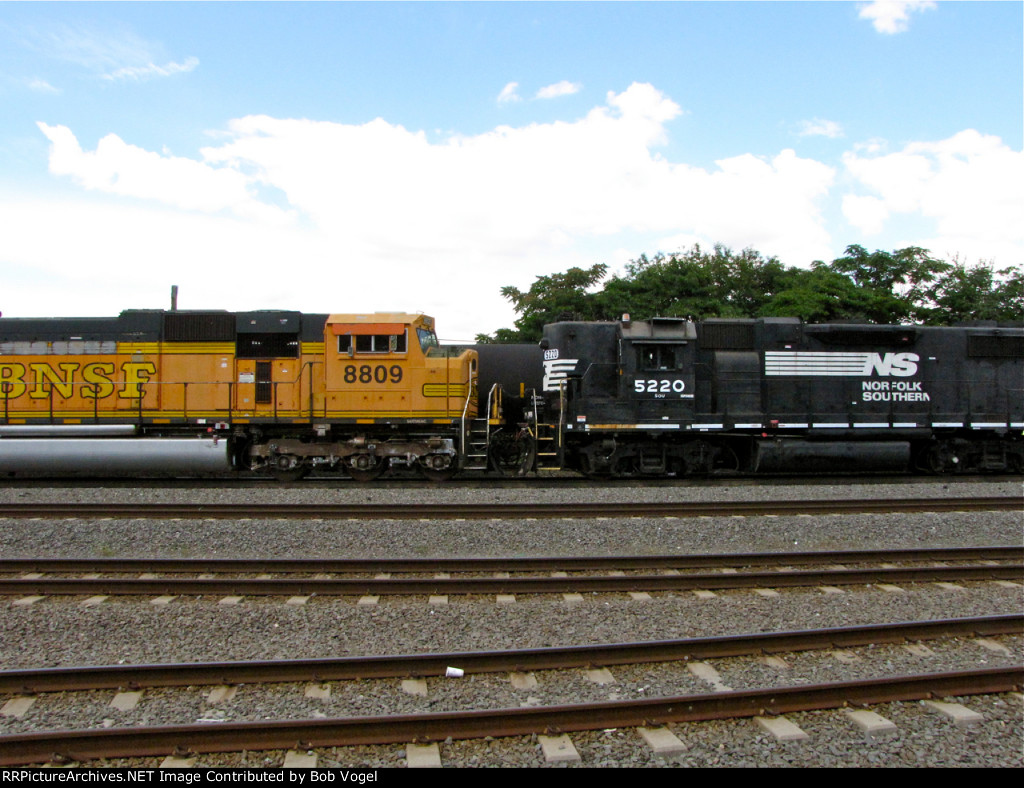 BNSF 8809 and NS 5220